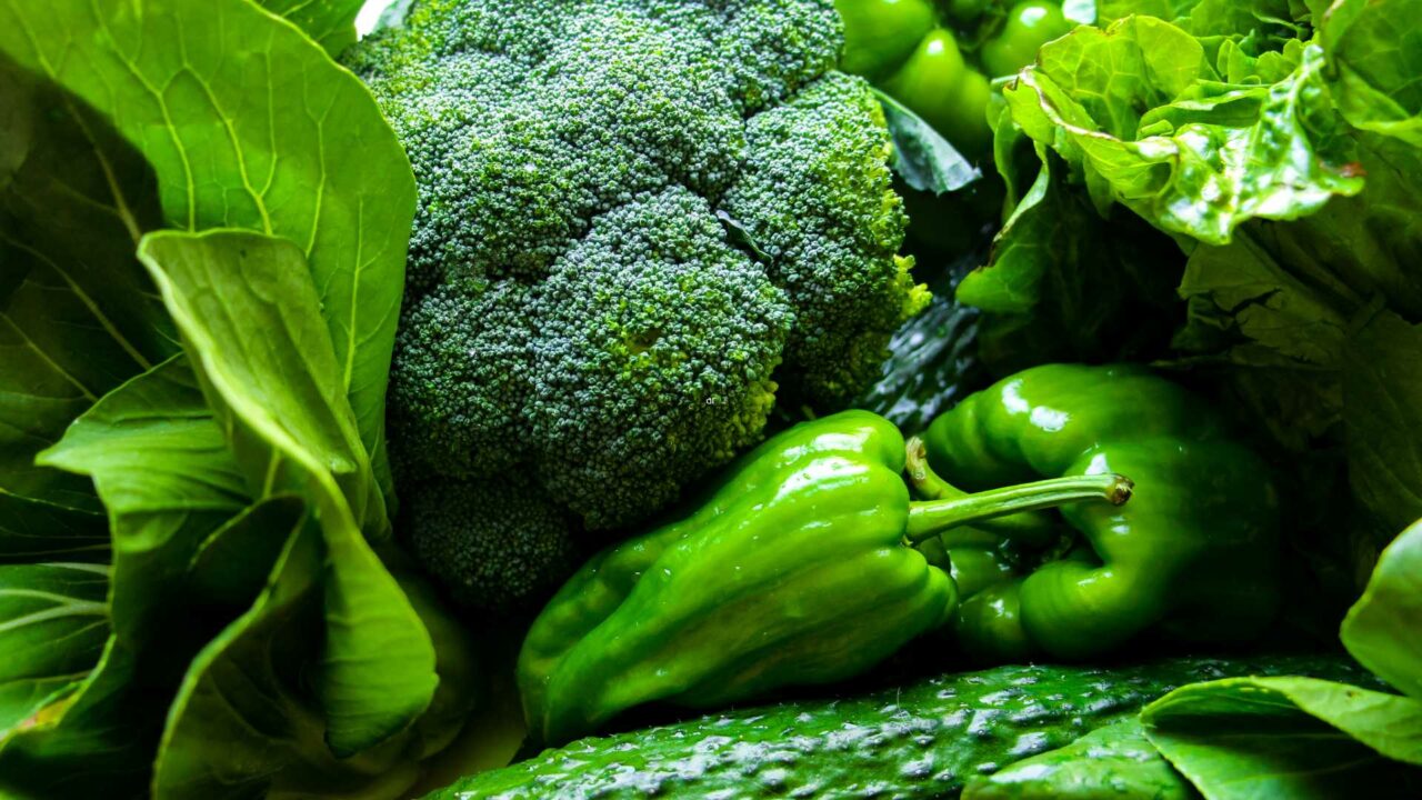Les bienfaits santé des légumes verts tels que le chou frisé et des ...