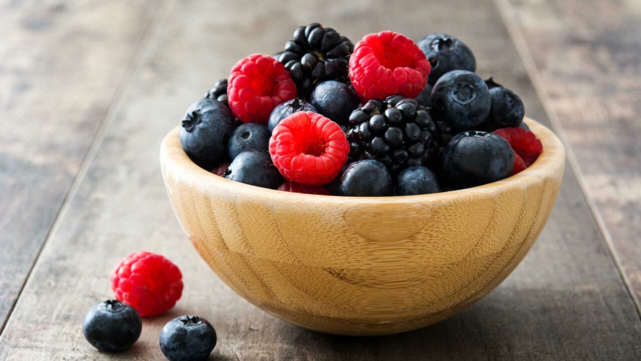 Les bienfaits des baies pour la santé et des recettes de desserts ...